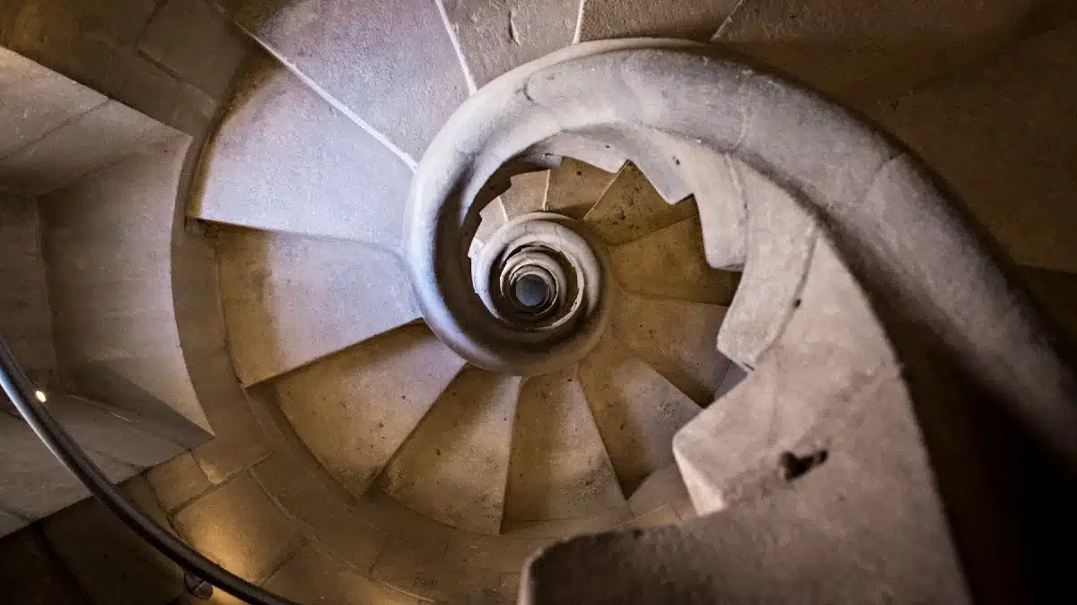 Sagrada Familia portaikko | Symbolismi, tyyli ja ristiriidat